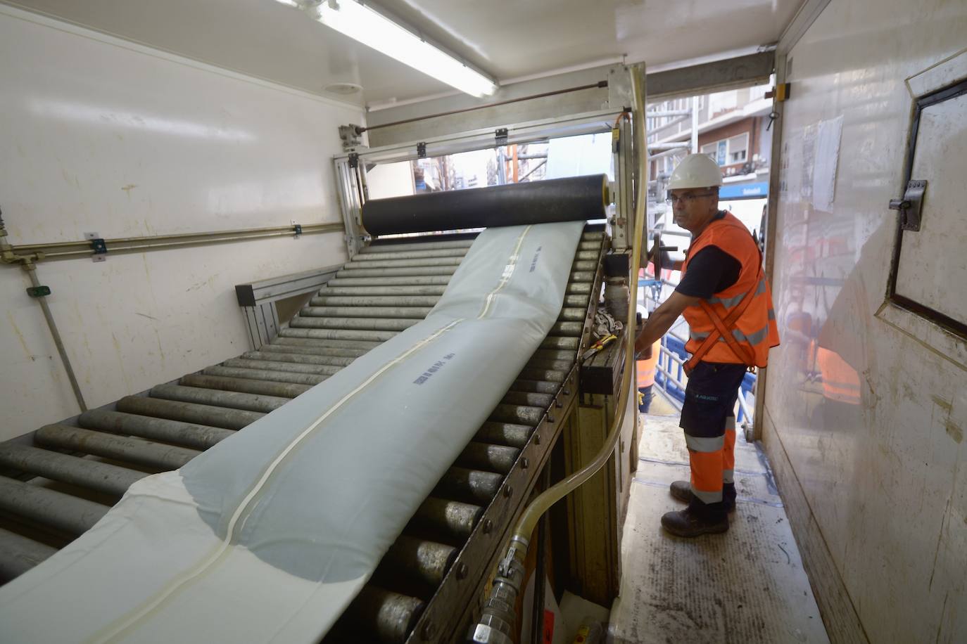 Instalación de tuberías de Emuasa en la avenida Constitución de Murcia ...