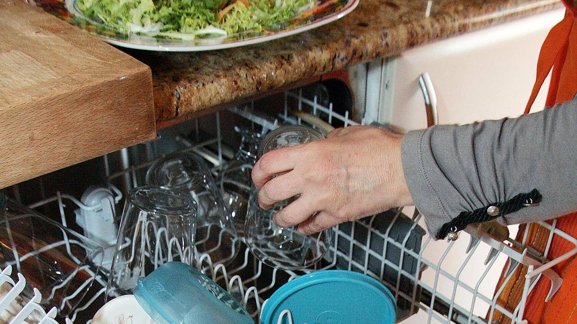 Esta es la razón por la que no debes meter los utensilios de madera en ...