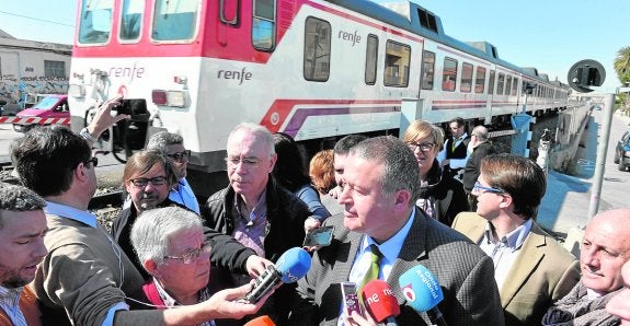 Los vecinos de Tiñosa exigen a Bernabé que se soterre el puente en ...