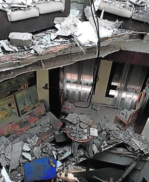 Expectación por la caída del techo en un edificio | La Verdad