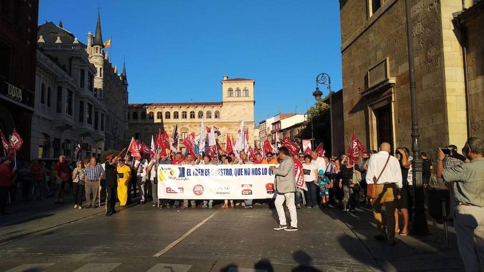 Fotos: Manifestación en defensa de Feve en León capital | leonoticias.com