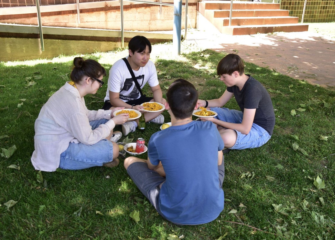 Apuntes aparcados por una paella: el plan de 600 estudiantes de León ...