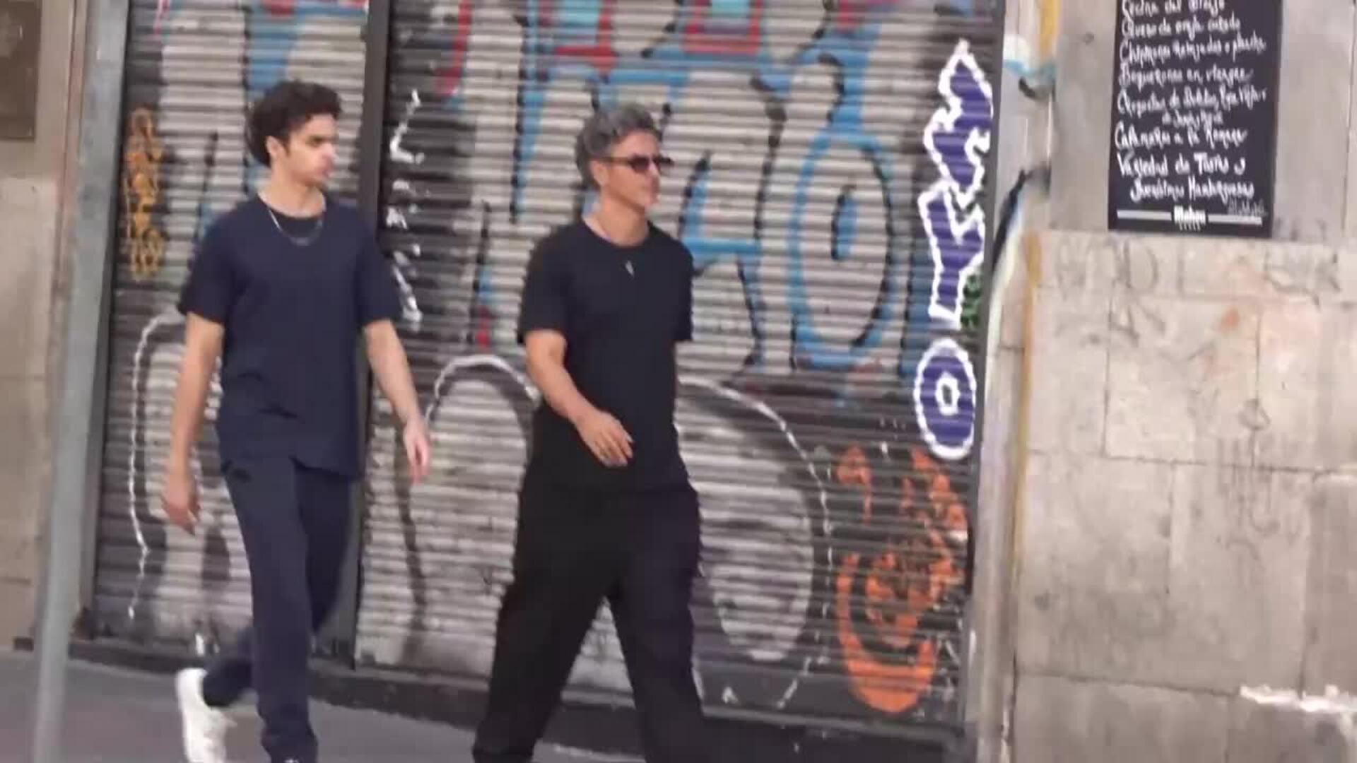 Orson Salazar, relajado y serio por Madrid junto a su hijo tras su ...
