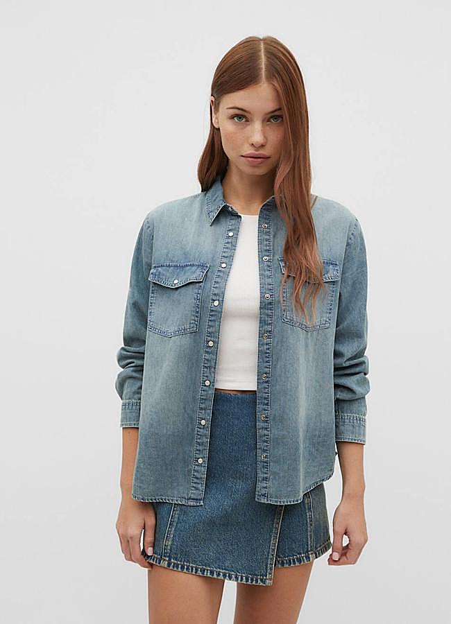 Estas camisas vaqueras de rebajas son la clave para rejuvenecer tu look | Mujerhoy
