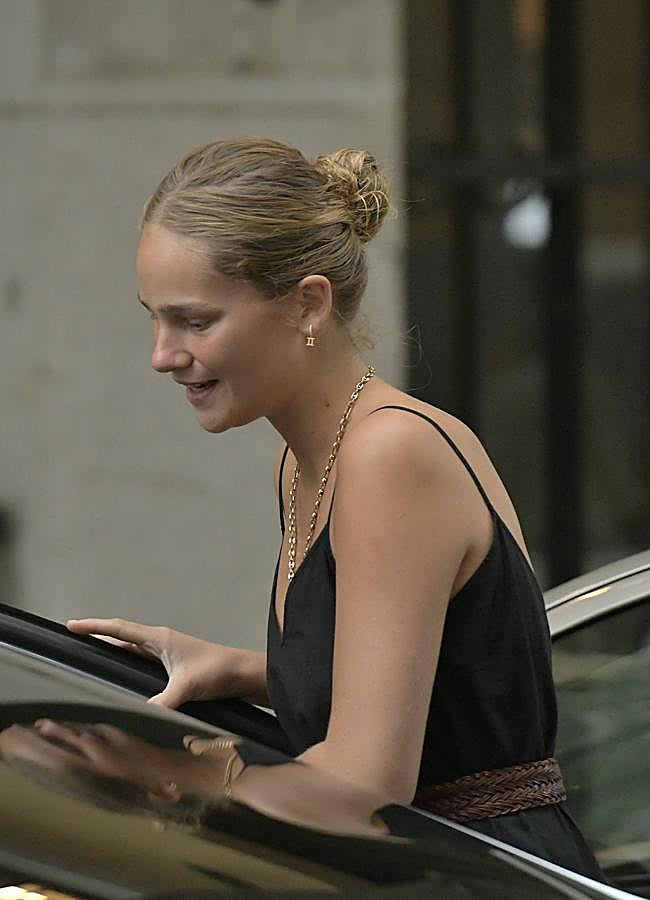Irene Urdangarin sale de compras por Madrid con su madre con el look ...