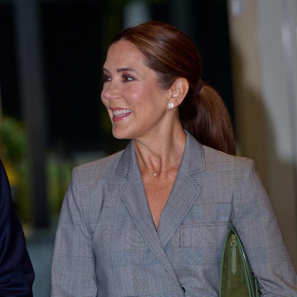 Mary de Dinamarca sorprende con un espectacular mono negro tipo smoking ...