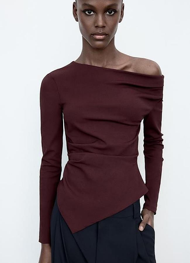 Tops asimétricos que quedan ideales con vaqueros para ir a la última | Mujerhoy