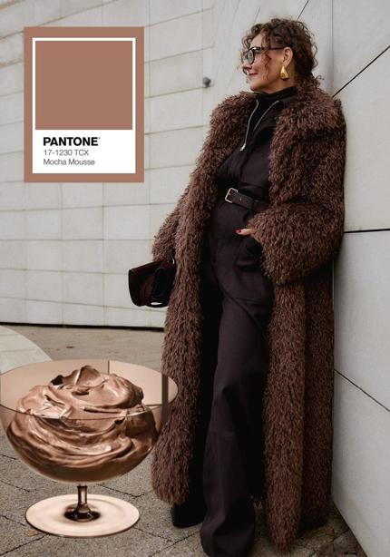 Cómo llevar a los 50 el marrón moca, el color Pantone 2025 | Mujerhoy