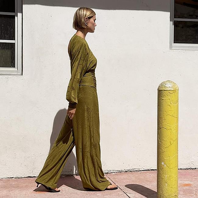 Así se lleva el color verde oliva tendencia para verano favorito de las ...