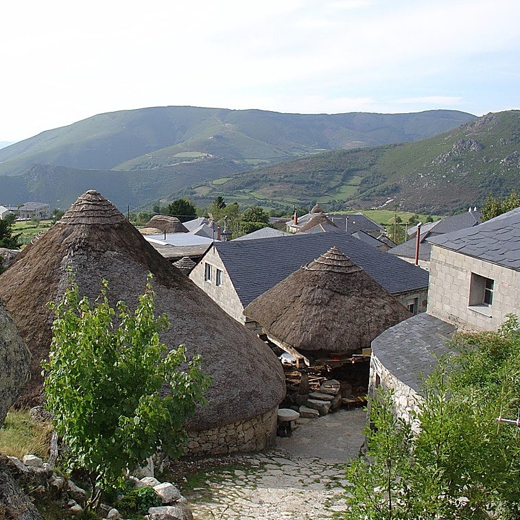 Esta es la pequeña aldea en los Ancares de Lugo con pallozas y hórreos ...