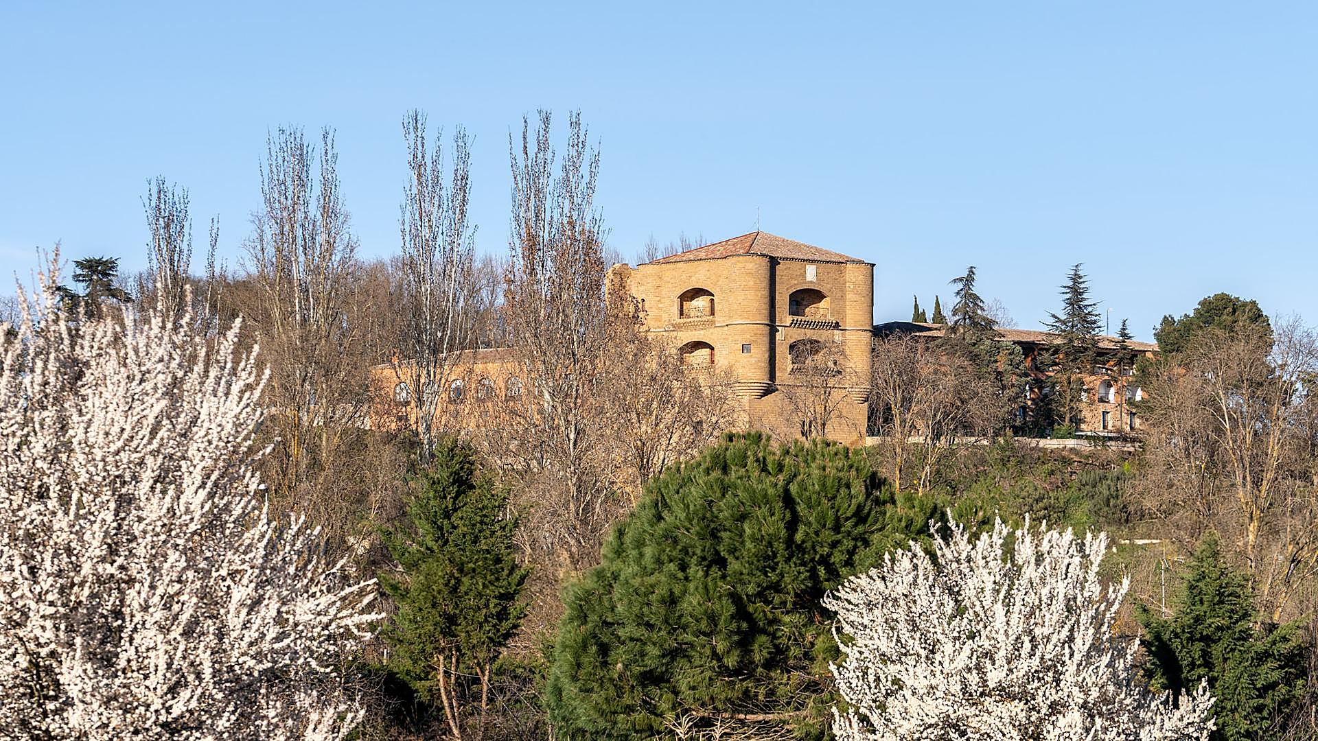 Este palacio renacentista entre León y Zamora es uno de los Paradores ...