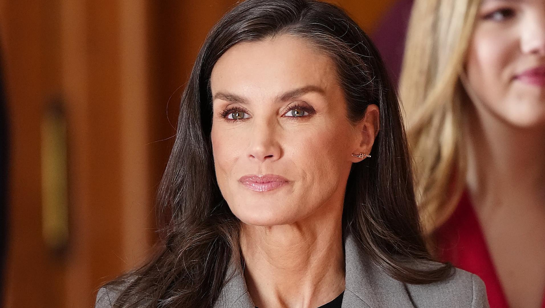 La reina Letizia, muy sobrio con traje de Mango, en la audiencia a los galardonados | Mujerhoy