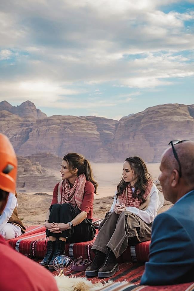 El viaje por el desierto de Rania de Jordania y su hija Salma que ...