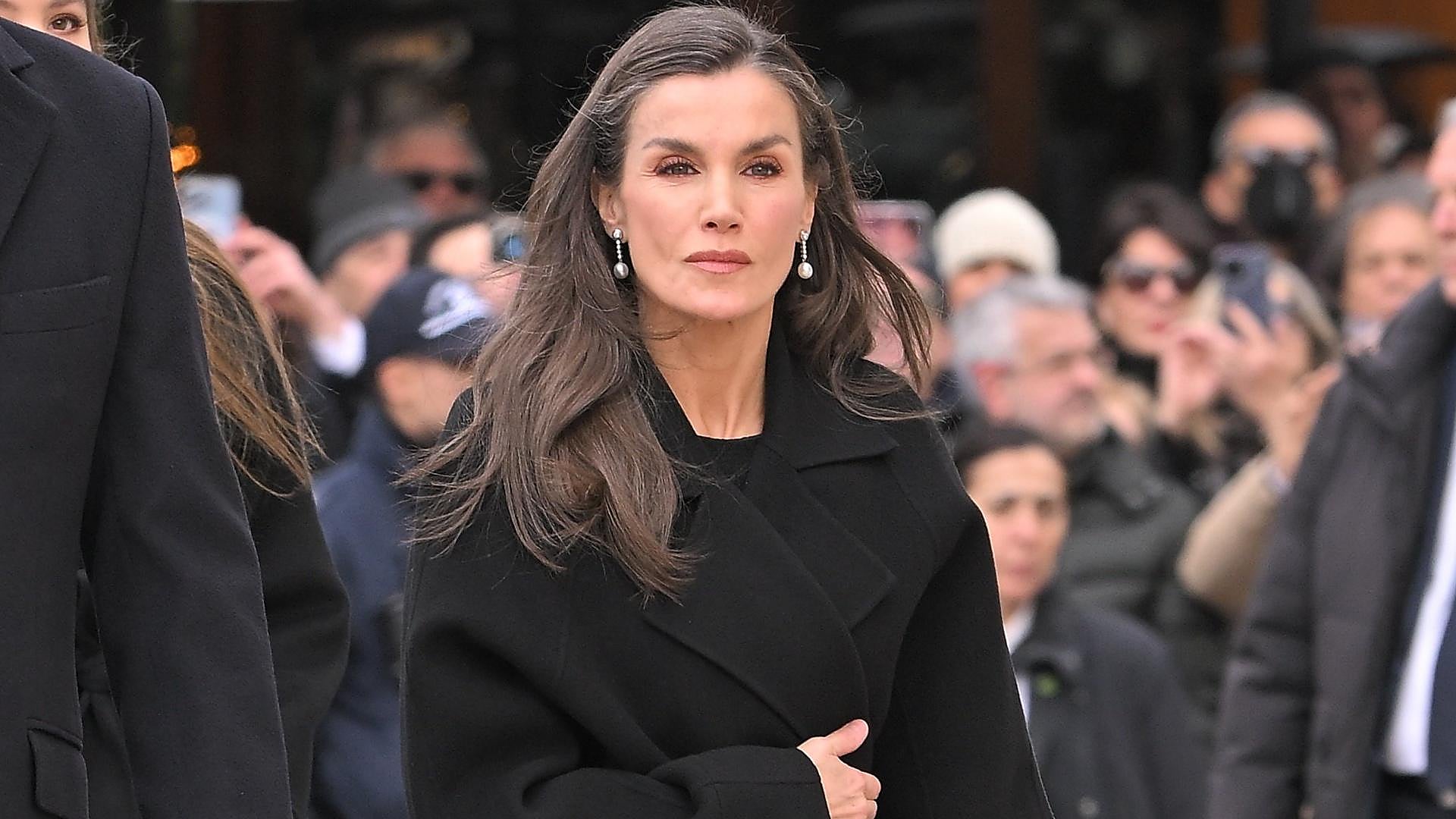 El luto riguroso y el abrigo negro cruzado de Letizia también hablan de ...