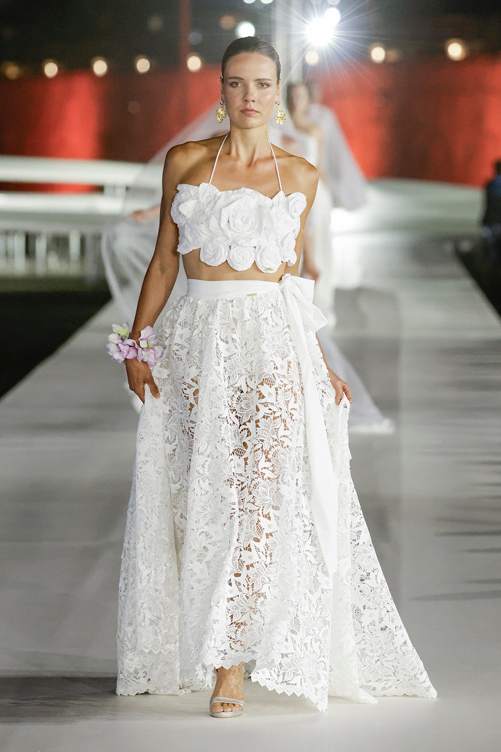 Vestidos de encaje guipur, transparencias y espardeñas con lazos: las ...