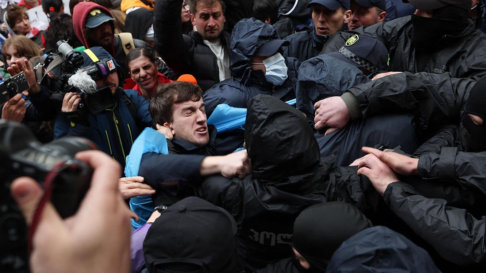 Georgia reta a la UE y a miles de manifestantes y aprueba la 'ley rusa ...