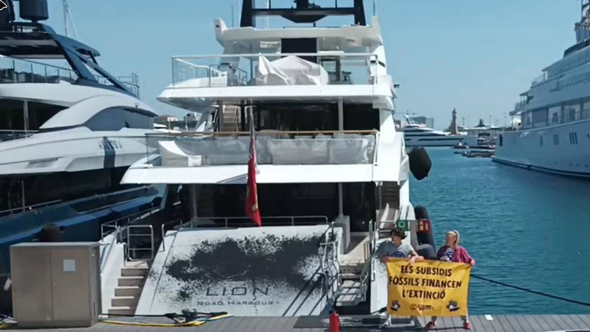 Activistas climáticos rayan con spray negro los mega-yates de un puerto ...