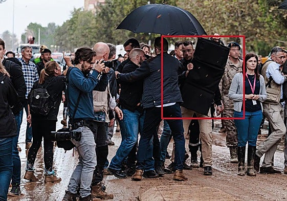 Los escoltas de Sánchez llegaron a desplegar el maletín antibalas ...