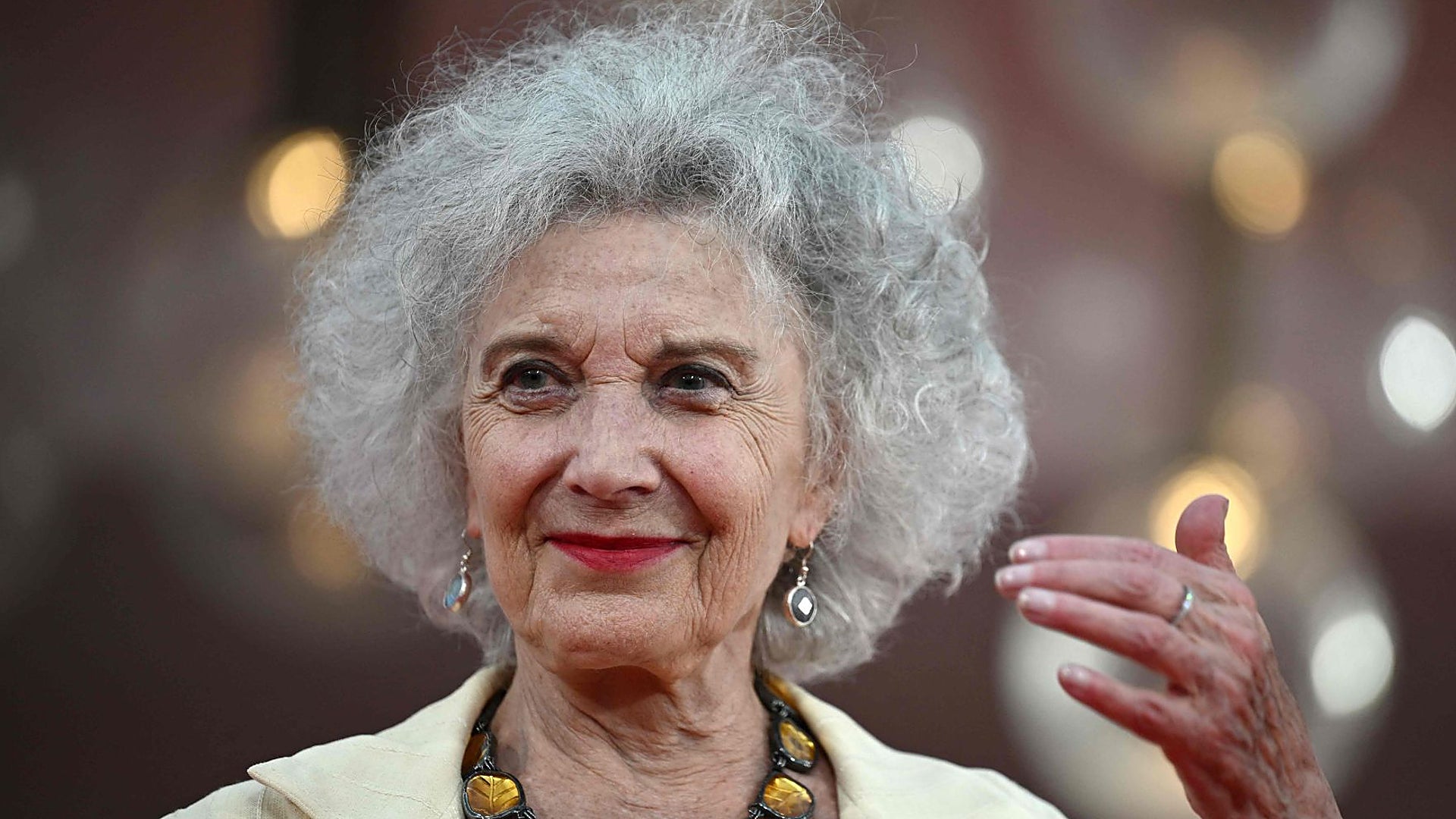 Marisa Paredes recibe a título póstumo la Orden de Isabel la Católica ...