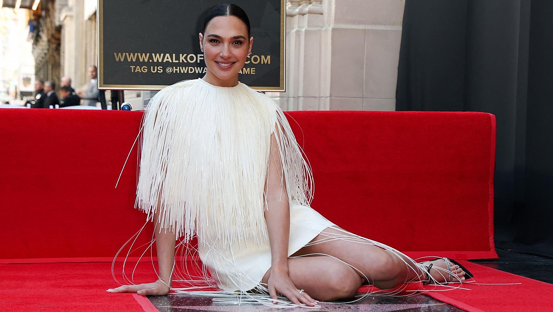 Gal Gadot recibe su estrella en el Paseo de la Fama de Hollywood entre ...