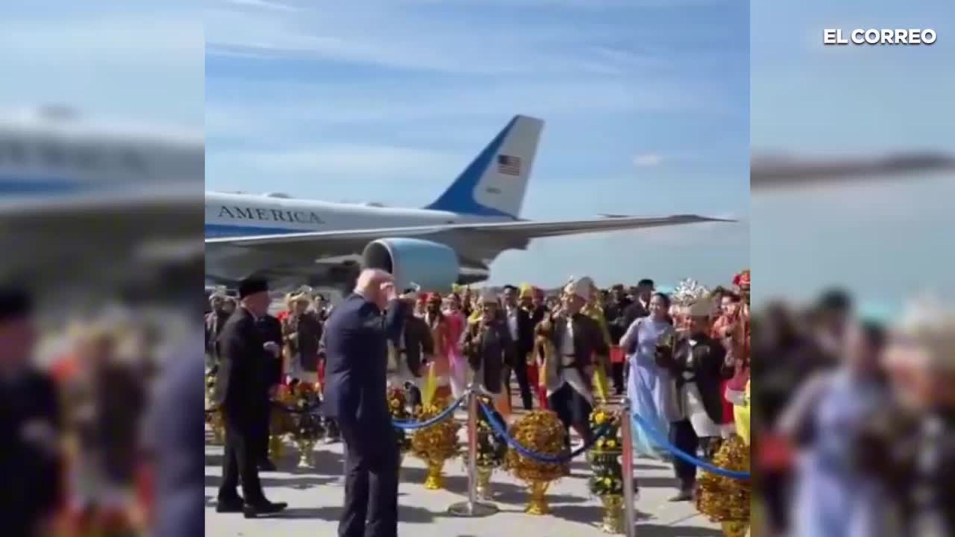 El animado baile de Donald Trump al bajar de su avión en Malasia | El ...