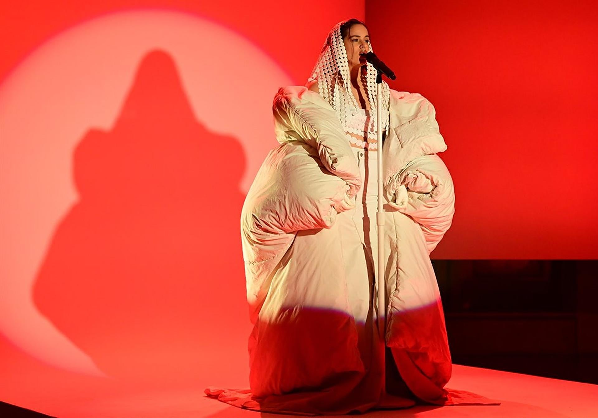 El abrigo edredón: la tendencia de moda que conquista a Amaia Montero ...