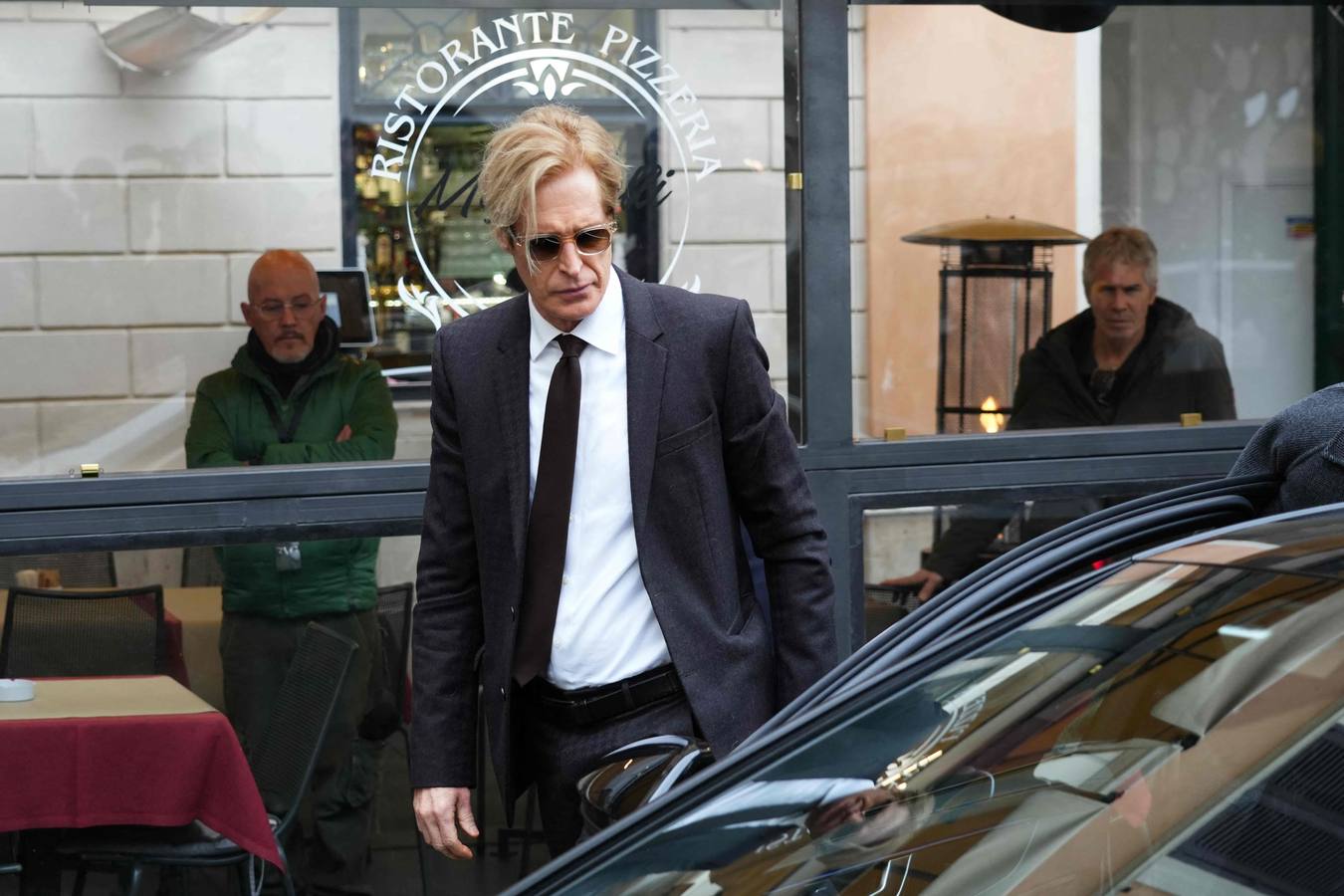 Largas colas en la capilla ardiente de Valentino en Roma: «Con una tela ...