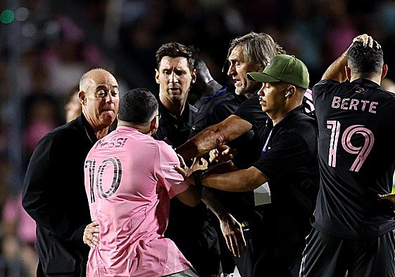 Messi acaba por los suelos tras una invasión de campo en Puerto Rico ...