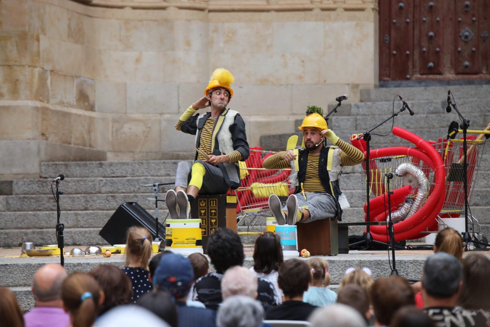 Música, malabares y diversión con Crassh Dúo Circus en el Patio Chico ...