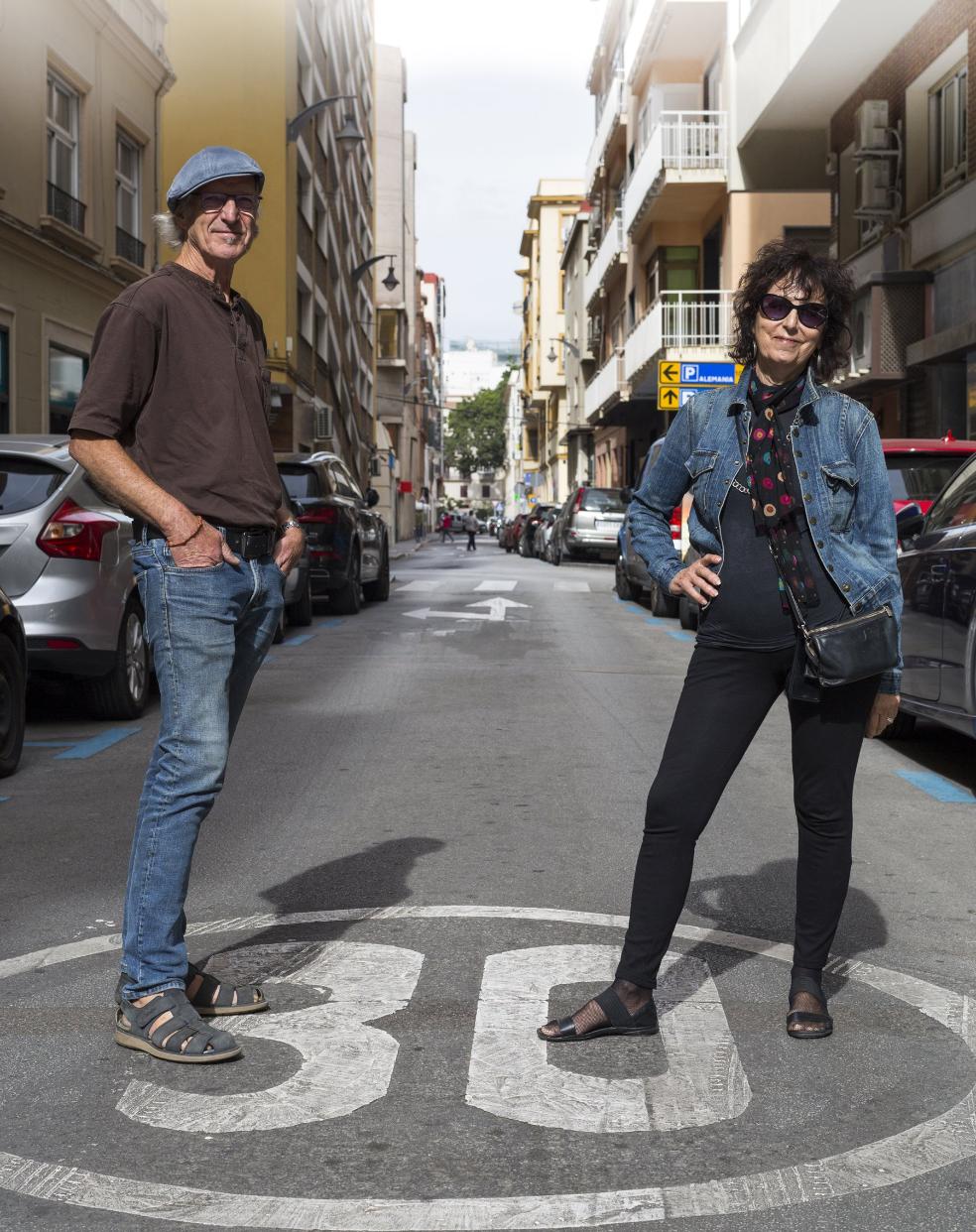 Robert and Maggi, an arty couple | Sur in English