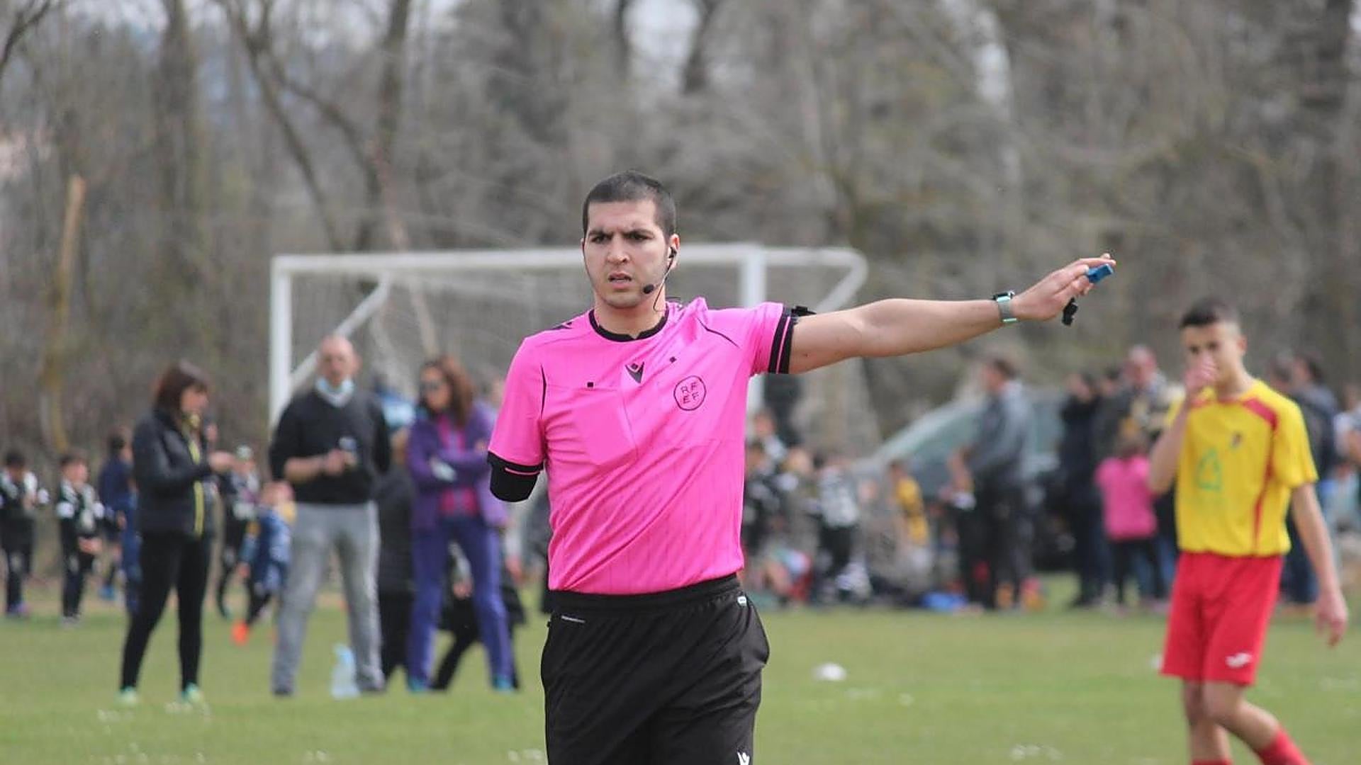 Spanish football referee whose arm was amputated due to cancer dies ...