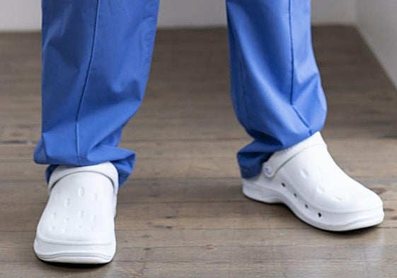 Warning about wearing clogs at work: leading Spanish doctor highlights ...