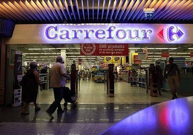 Carrefour worker buys cakes for his colleagues to mark his birthday and ...