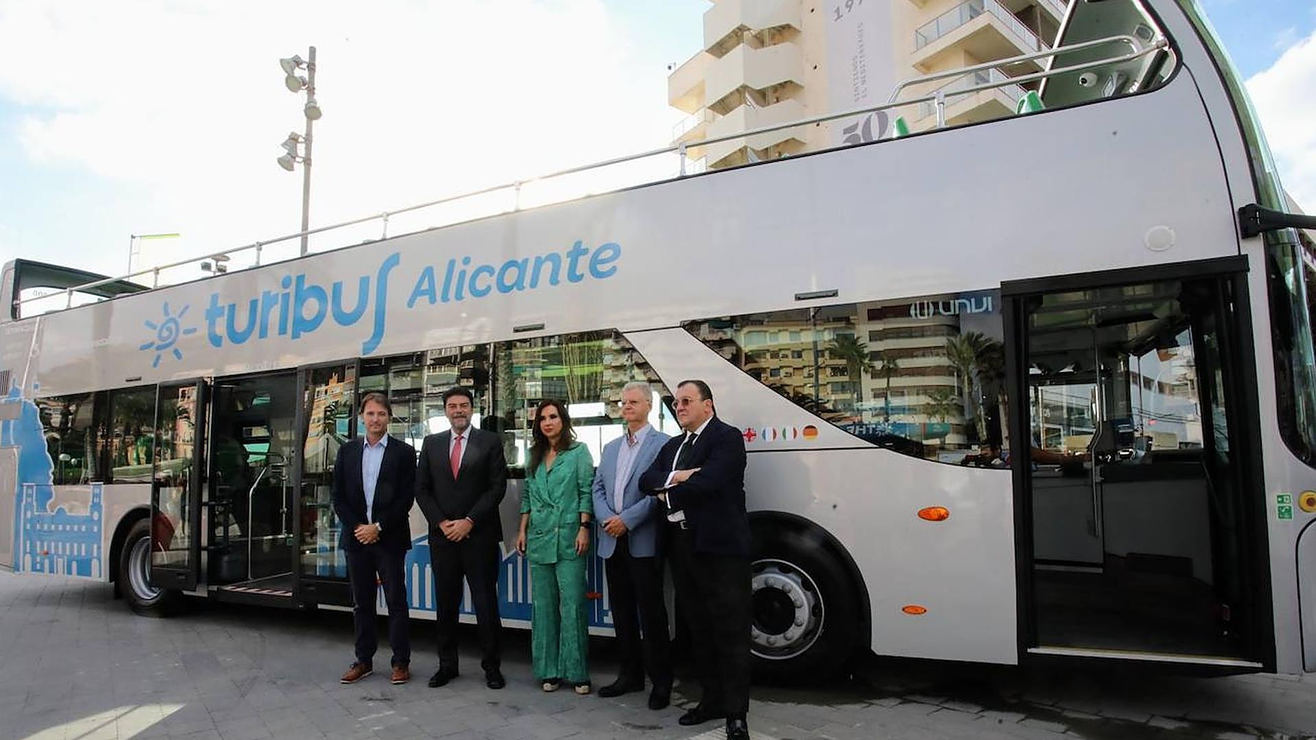 Cambio de imagen al Turibús de Alicante con 70 plazas y guía en seis ...