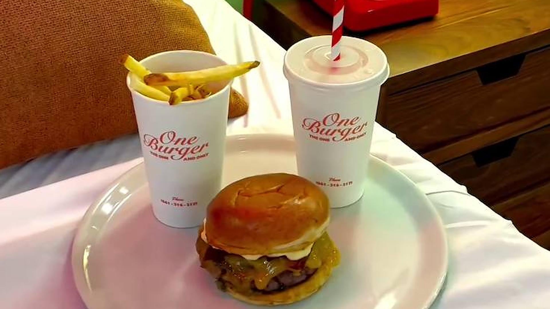 One Burger Motel | Comer una hamburguesa en la cama es posible en ...
