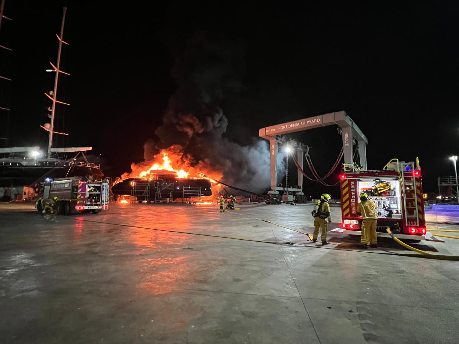 Catamaran Catches Fire at Dénia Port Dry Dock | TodoAlicante