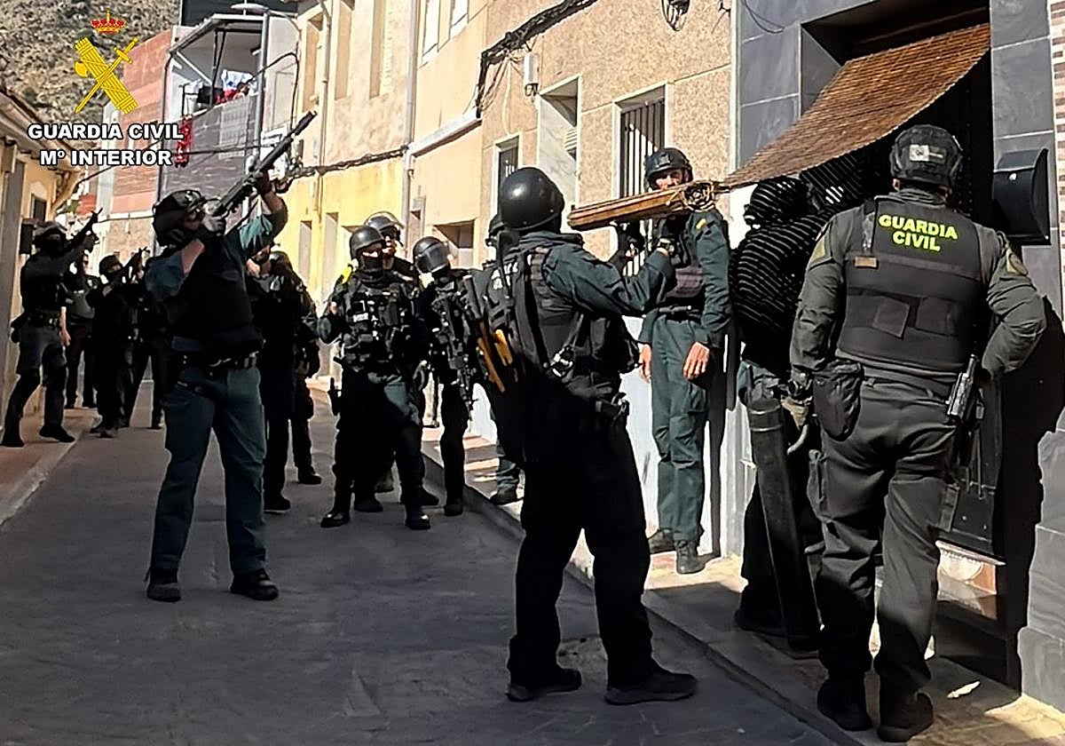 Civil Guard Arrests Man for Starting Fire, Threatening with Gun, and ...